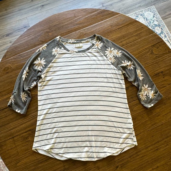 Maurices | Tops | Maurices Grey Daisy Strip Womens Jersey 34 Sleeve ...